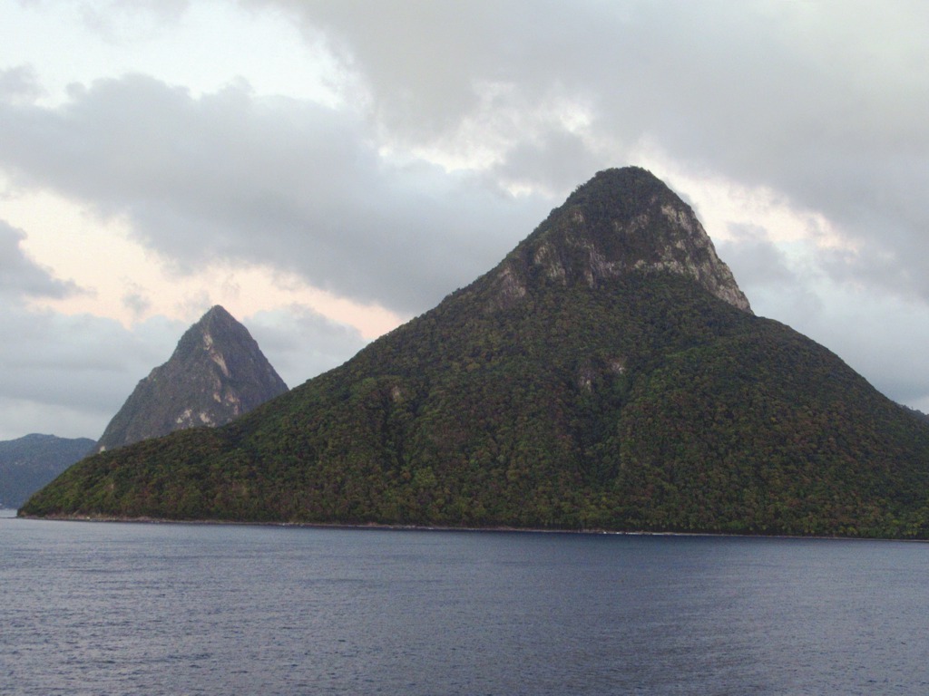 Gros Piton and Petit Piton, volcanic plugs in Saint Lucia - Echos de ...